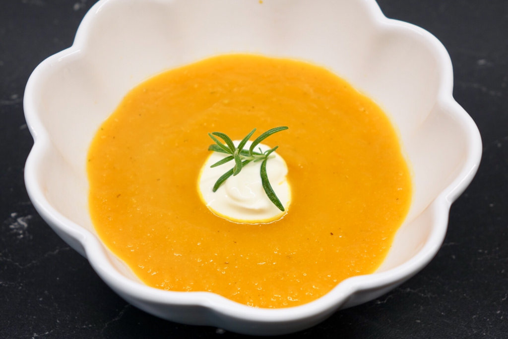Morotssoppa med tomat och vitlöksbröd - Marias matblogg